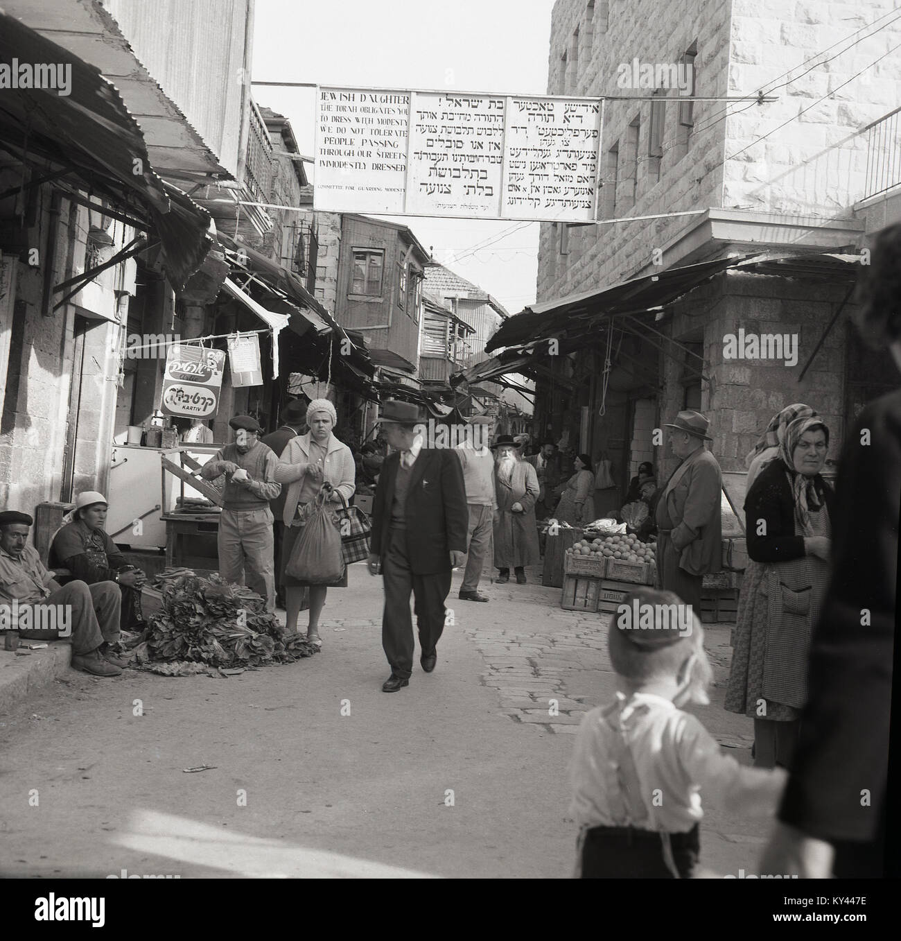 1950er Jahre, historische Bild zeigt Aktivität in einer Seitenstraße ...