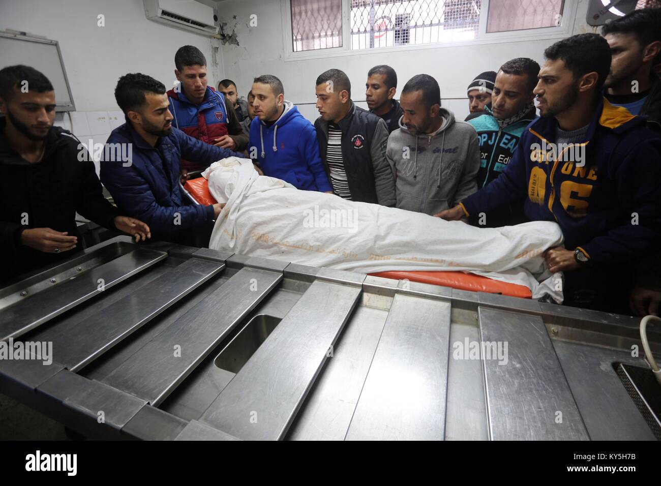 Gaza, Gazastreifen, palästinensischen Gebiet. 13 Jan, 2018. Verwandte eines Palästinensischen ...