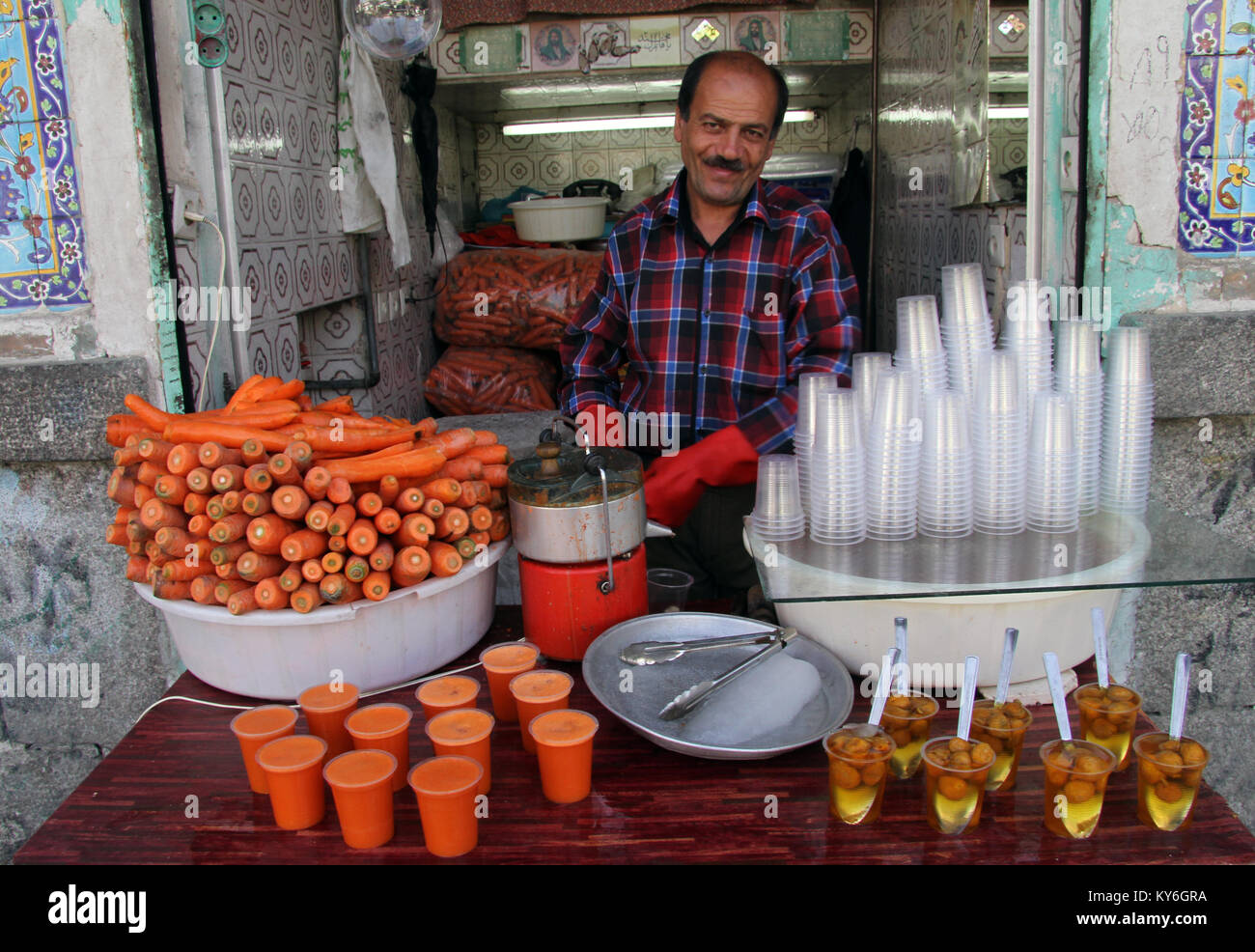 Man make carrot juice -Fotos und -Bildmaterial in hoher Auflösung – Alamy