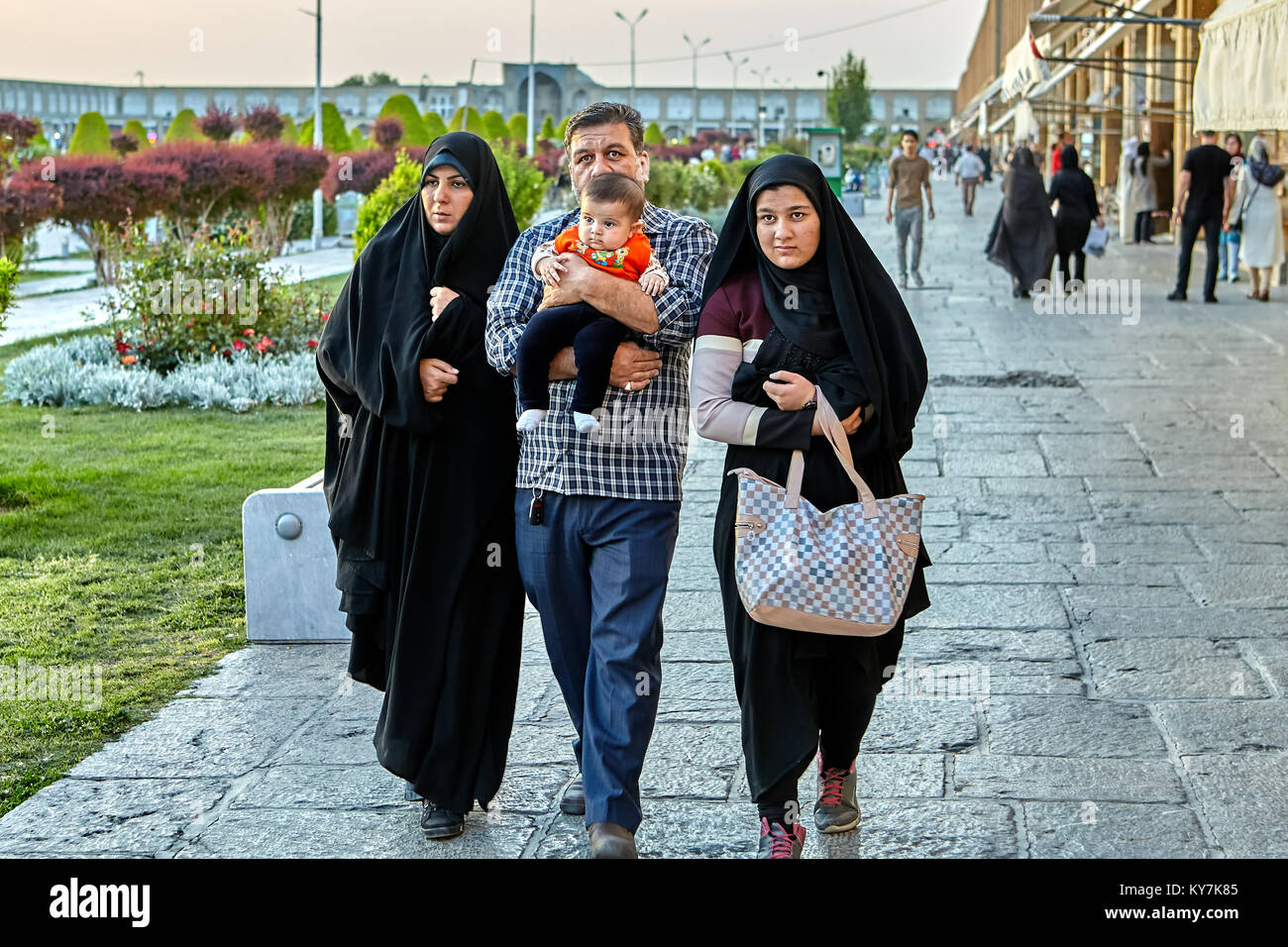 Isfahan, Iran - 23. April 2017: Die iranische Familie, zwei Frauen in ... Isfahan, Iran - 23. April 2017: Die iranische Familie, zwei Frauen in ...