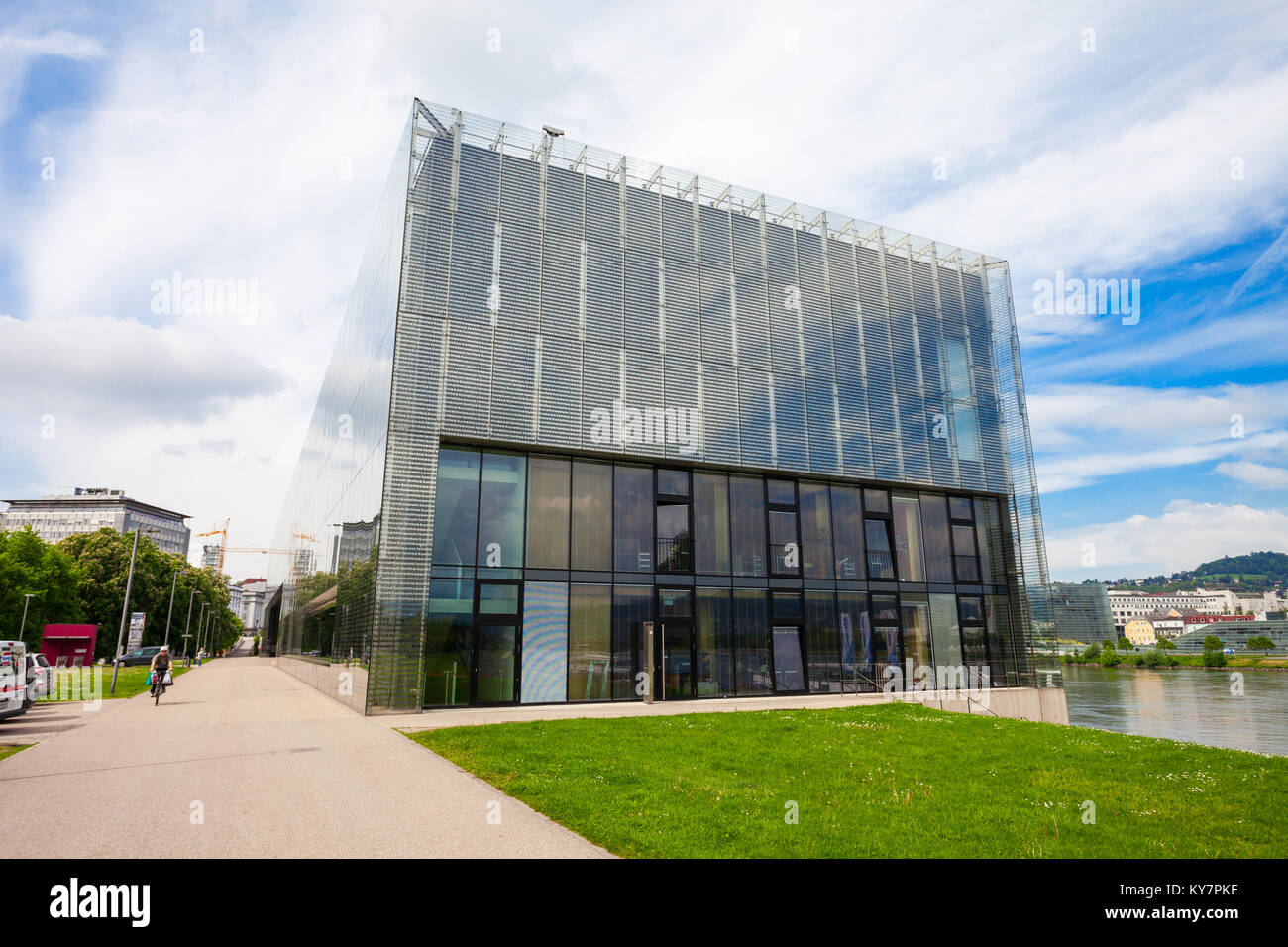 LINZ, ÖSTERREICH - Mai 15, 2017: Lentos Kunstmuseum oder Neue Galerie ...