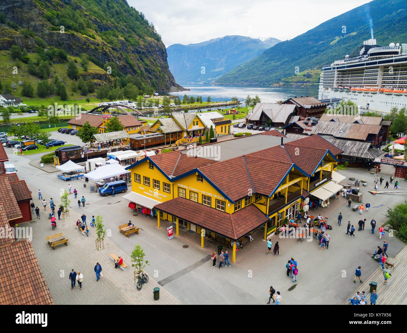 FLAM, Norwegen - 26. JULI 2017: Souvenirshop im Zentrum von Flam Dorf ...