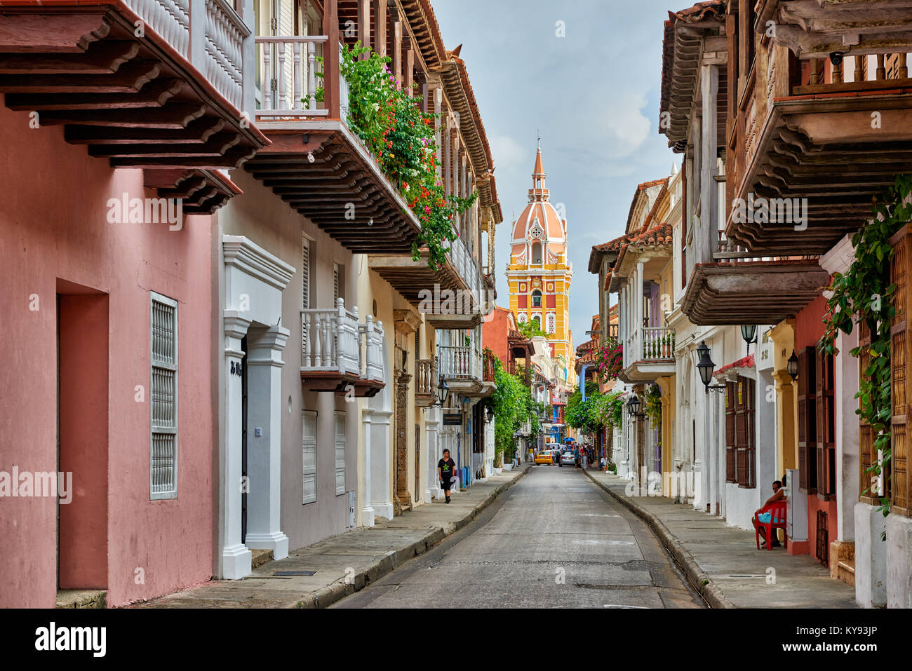 Catedral de Santa Catalina de Alejandria de Cartagena de Indias und typischen bunten Fassaden ...