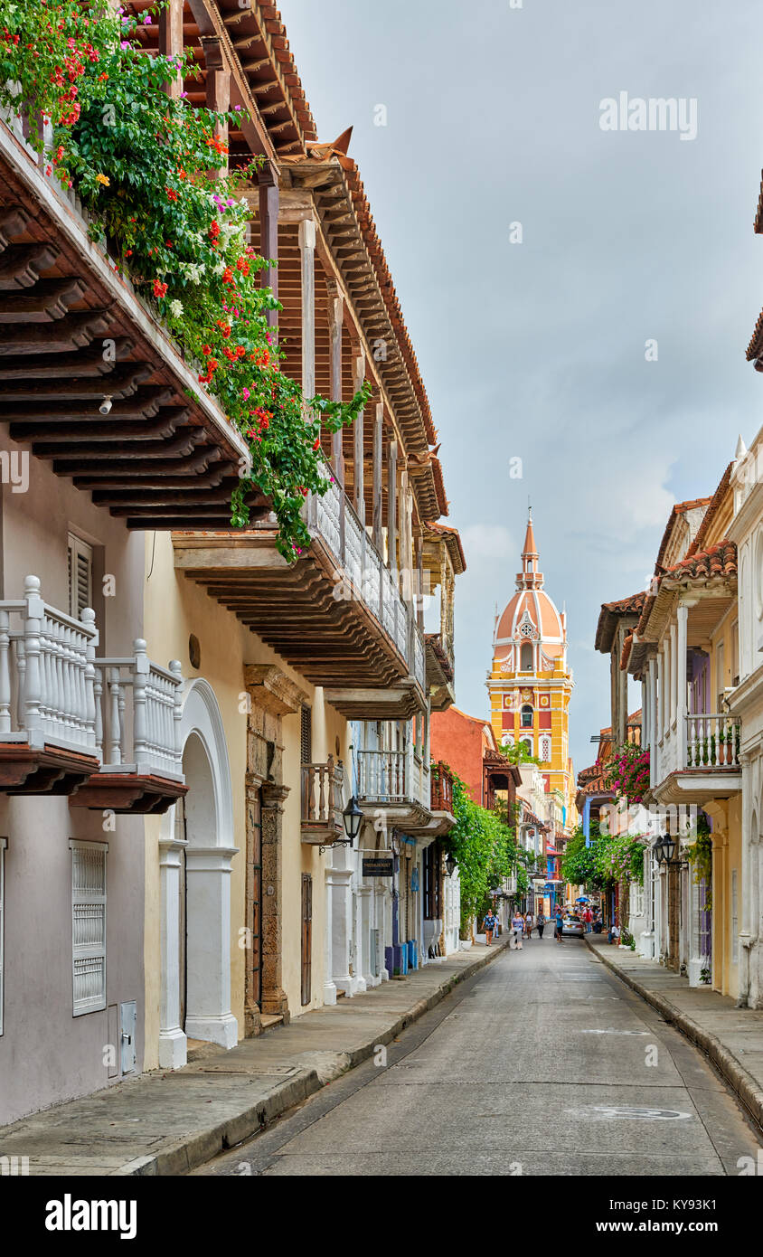 Catedral de Santa Catalina de Alejandria de Cartagena de Indias und typischen bunten Fassaden ...