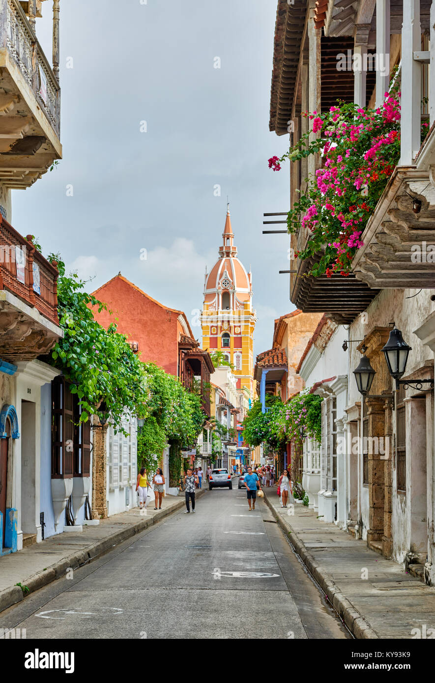 Catedral de Santa Catalina de Alejandria de Cartagena de Indias und typischen bunten Fassaden ...