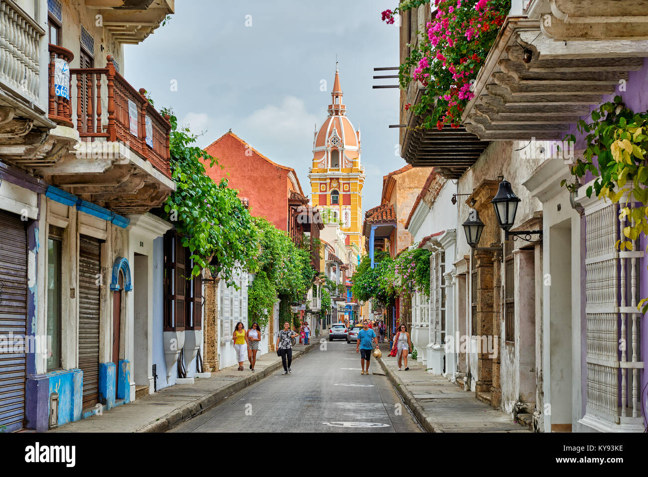 Catedral de Santa Catalina de Alejandria de Cartagena de Indias und typischen bunten Fassaden ...