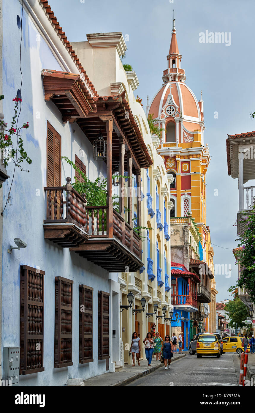 Catedral de Santa Catalina de Alejandria de Cartagena de Indias und typischen bunten Fassaden ...