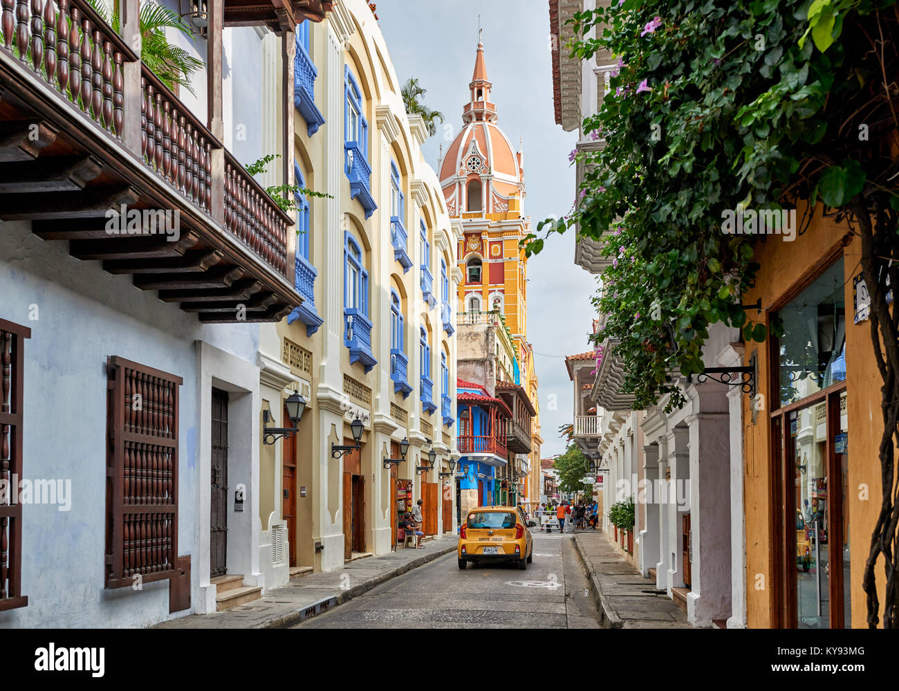 Catedral de Santa Catalina de Alejandria de Cartagena de Indias und typischen bunten Fassaden ...