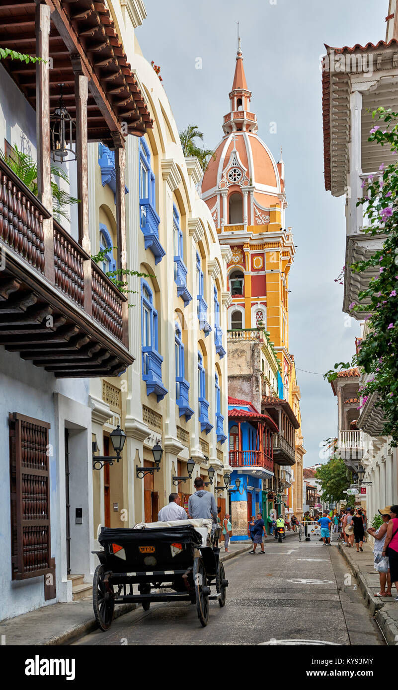 Catedral de Santa Catalina de Alejandria de Cartagena de Indias und typischen bunten Fassaden ...
