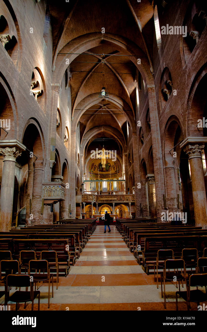 Modena cathedral interior -Fotos und -Bildmaterial in hoher Auflösung ...
