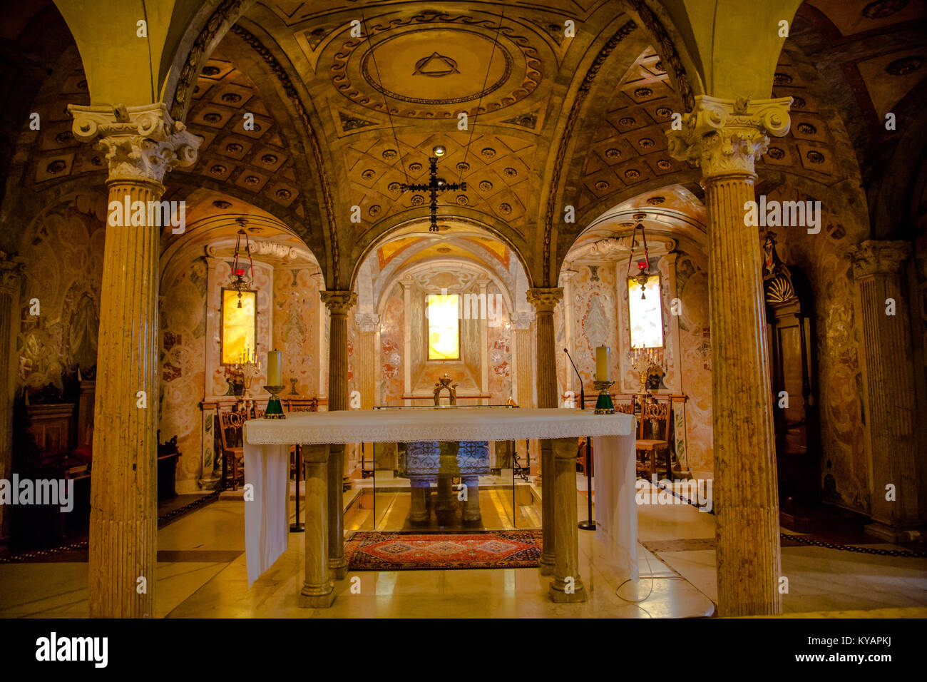 Modena kathedrale kirche krypta kapelle verehrung katholische religion ...