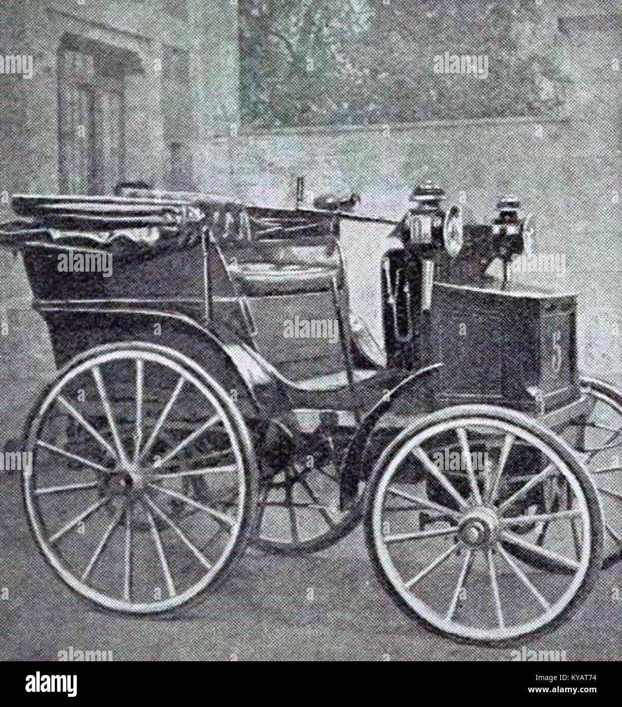 Dieses historische Bild zeigt das Auto Panhard & Levassor, das von ...