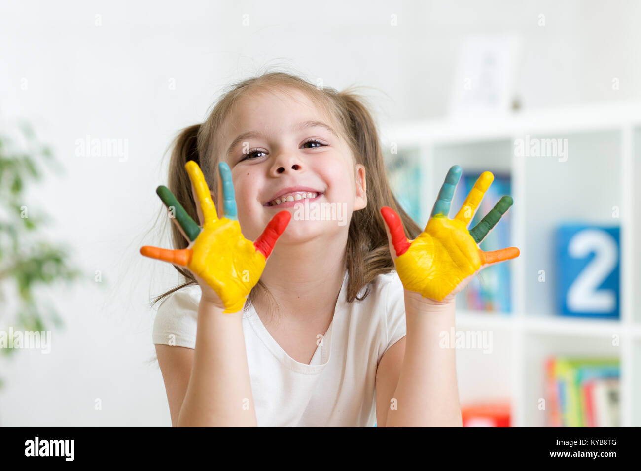 Cute kid Mädchen haben Spaß färben ihre Hände Stockfotografie - Alamy