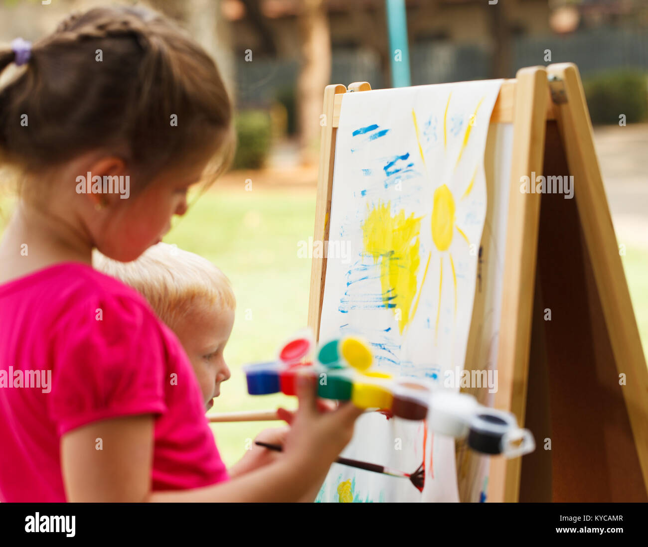 6 jahre alte kinder -Fotos und -Bildmaterial in hoher Auflösung – Alamy