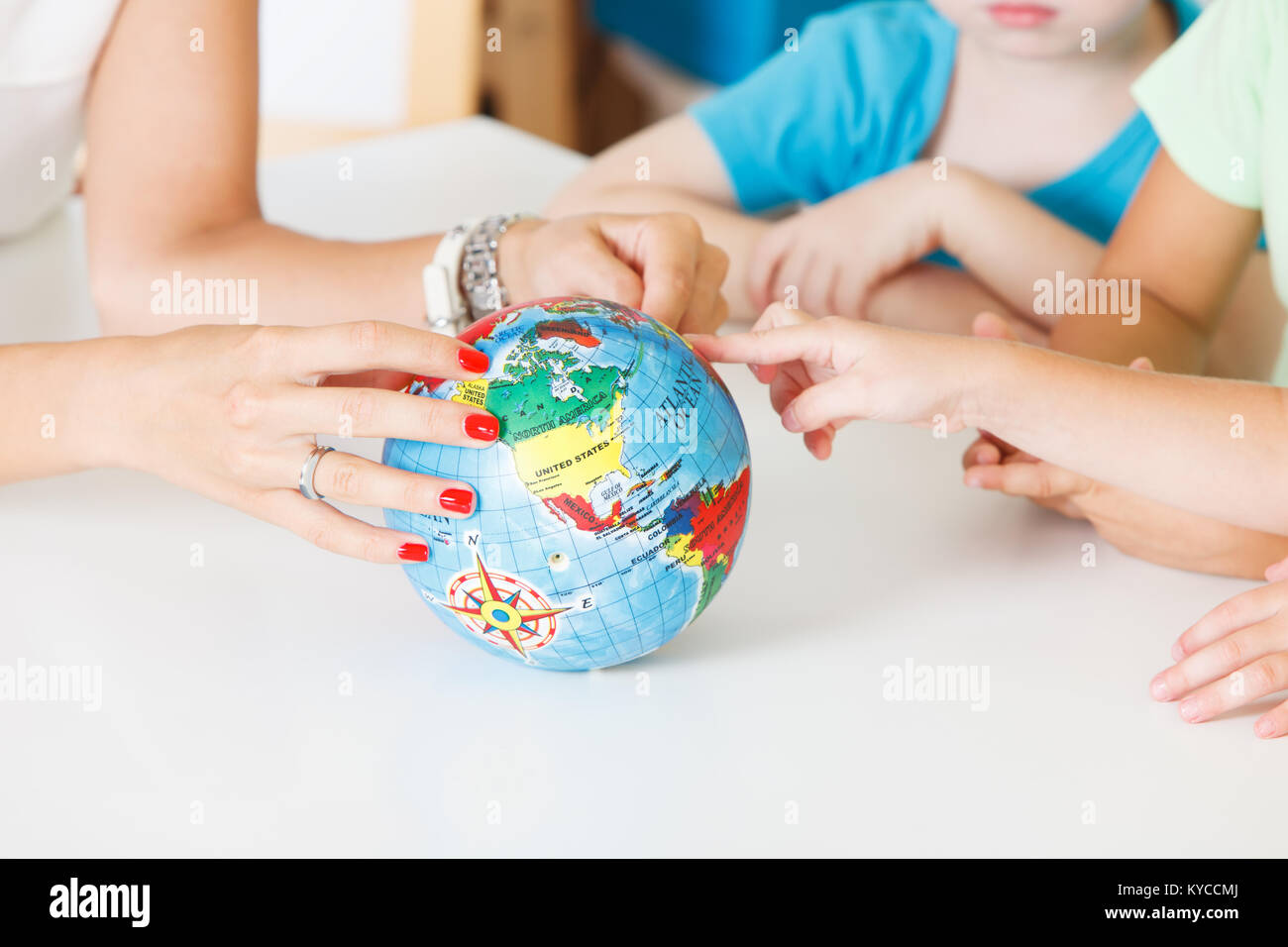 Weltkugel kinder -Fotos und -Bildmaterial in hoher Auflösung – Alamy