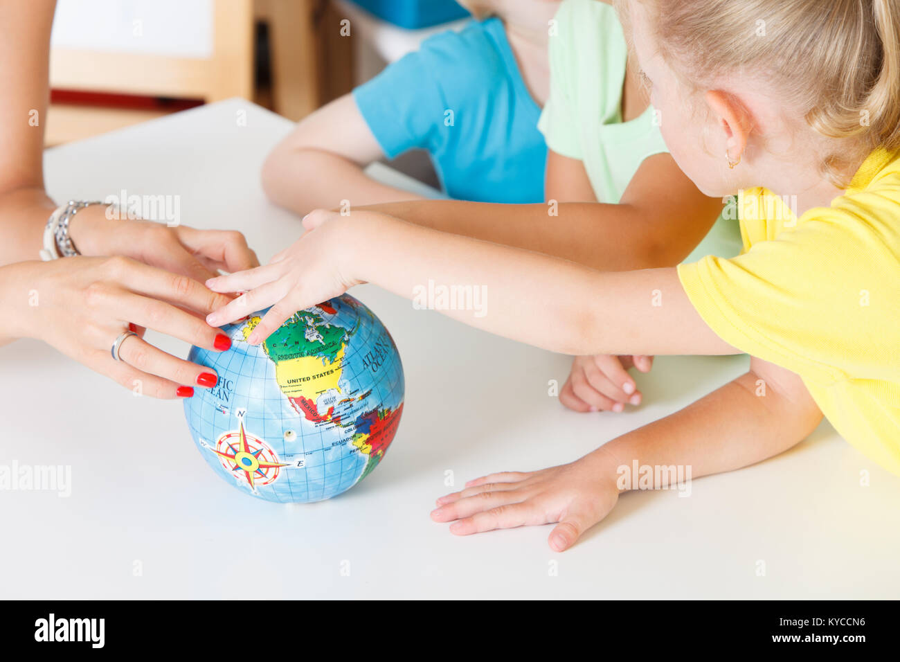 Weltkugel kinder -Fotos und -Bildmaterial in hoher Auflösung – Alamy