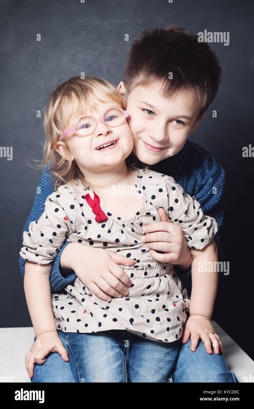 Bruder Und Schwester Mit Blonden Haaren Und Blauen Augen Fotos Und