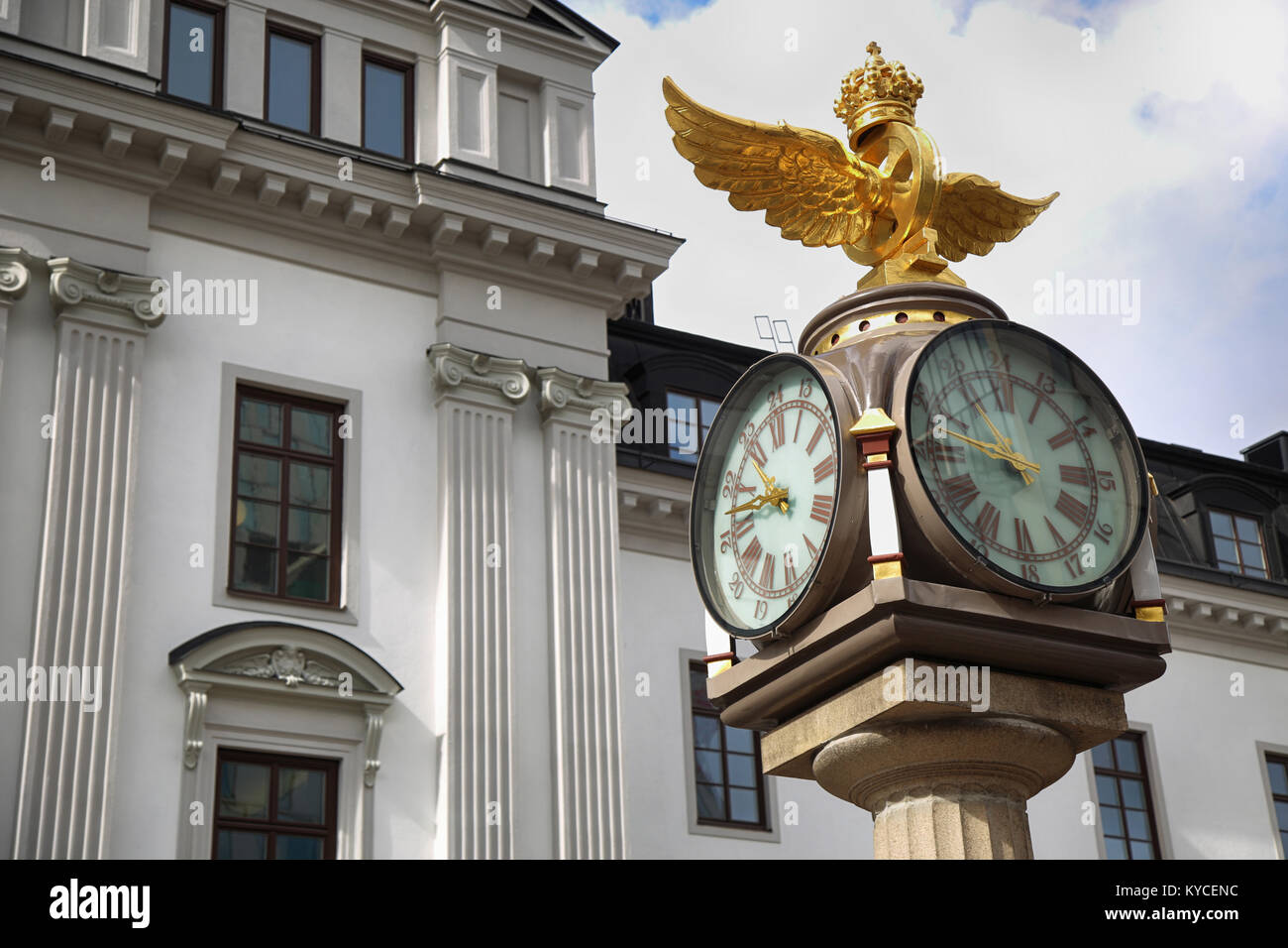 Klocka zentralen Plan, Uhr mit Krone neben dem Hauptbahnhof in ...