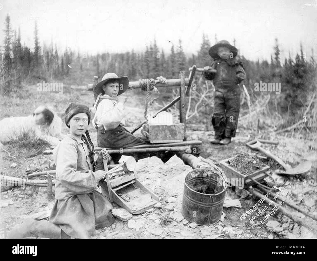 Drei Kinder, die Wippe in eine Goldmine auf Dominion Creek, Yukon ...