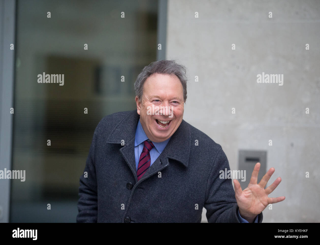 Steve Richards, TV-Moderatorin und politischer Kolumnist, kommt bei den BBC-Studios in Portland ...