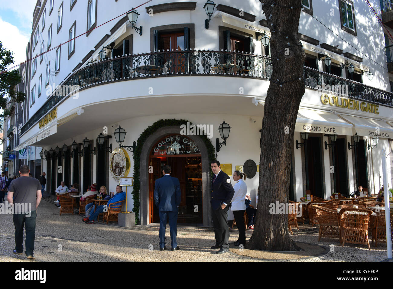 Kellner und Personal außerhalb der renovierte Golden Gate Grand Cafe ...