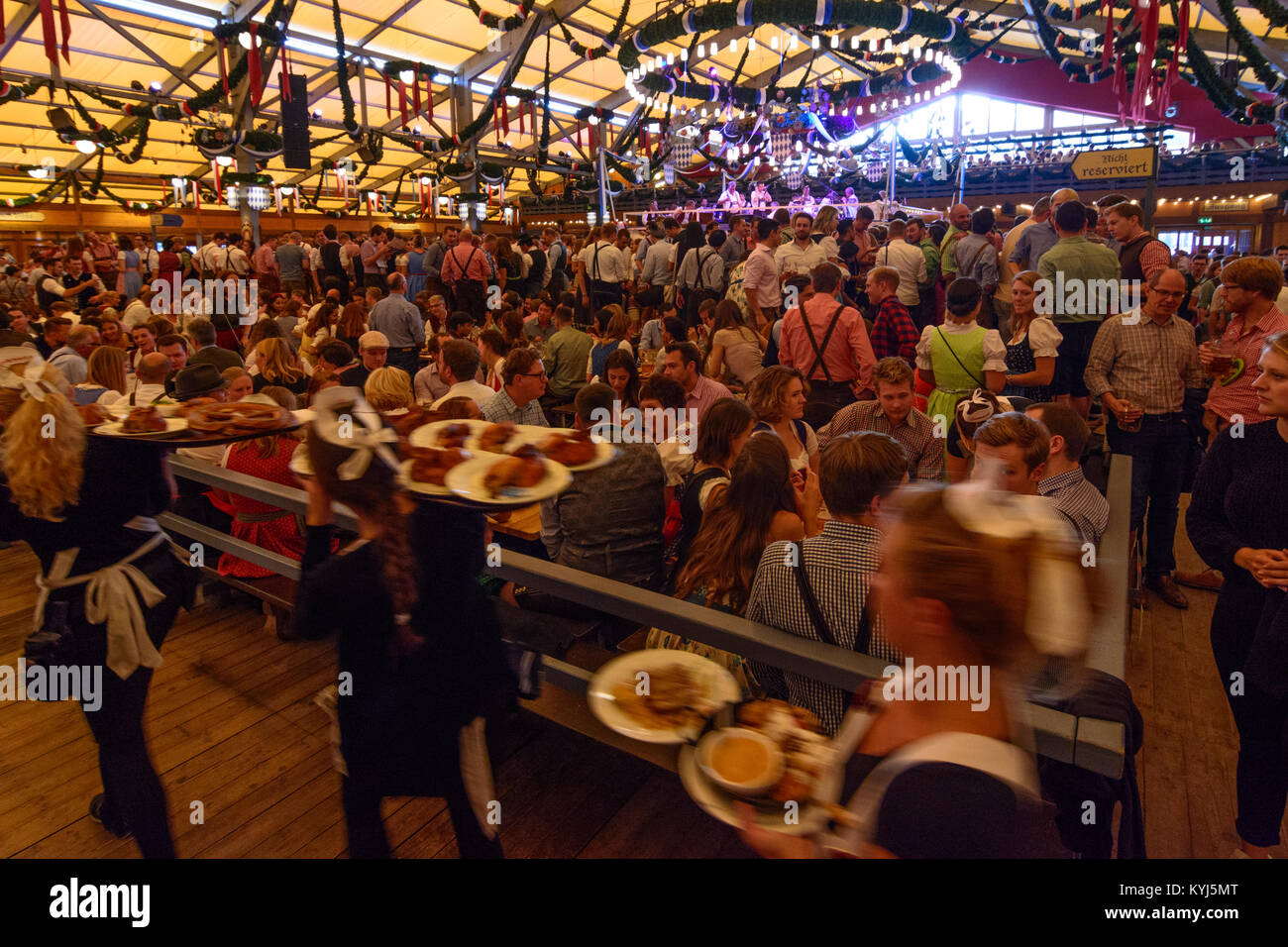 Oktoberfest kellnerin -Fotos und -Bildmaterial in hoher Auflösung – Alamy