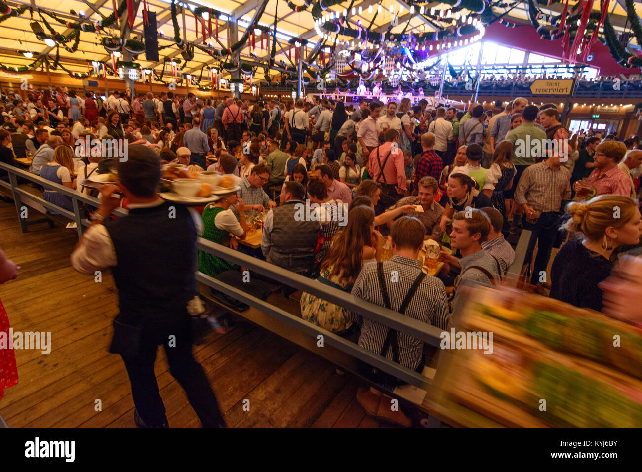 Oktoberfest kellnerin -Fotos und -Bildmaterial in hoher Auflösung – Alamy