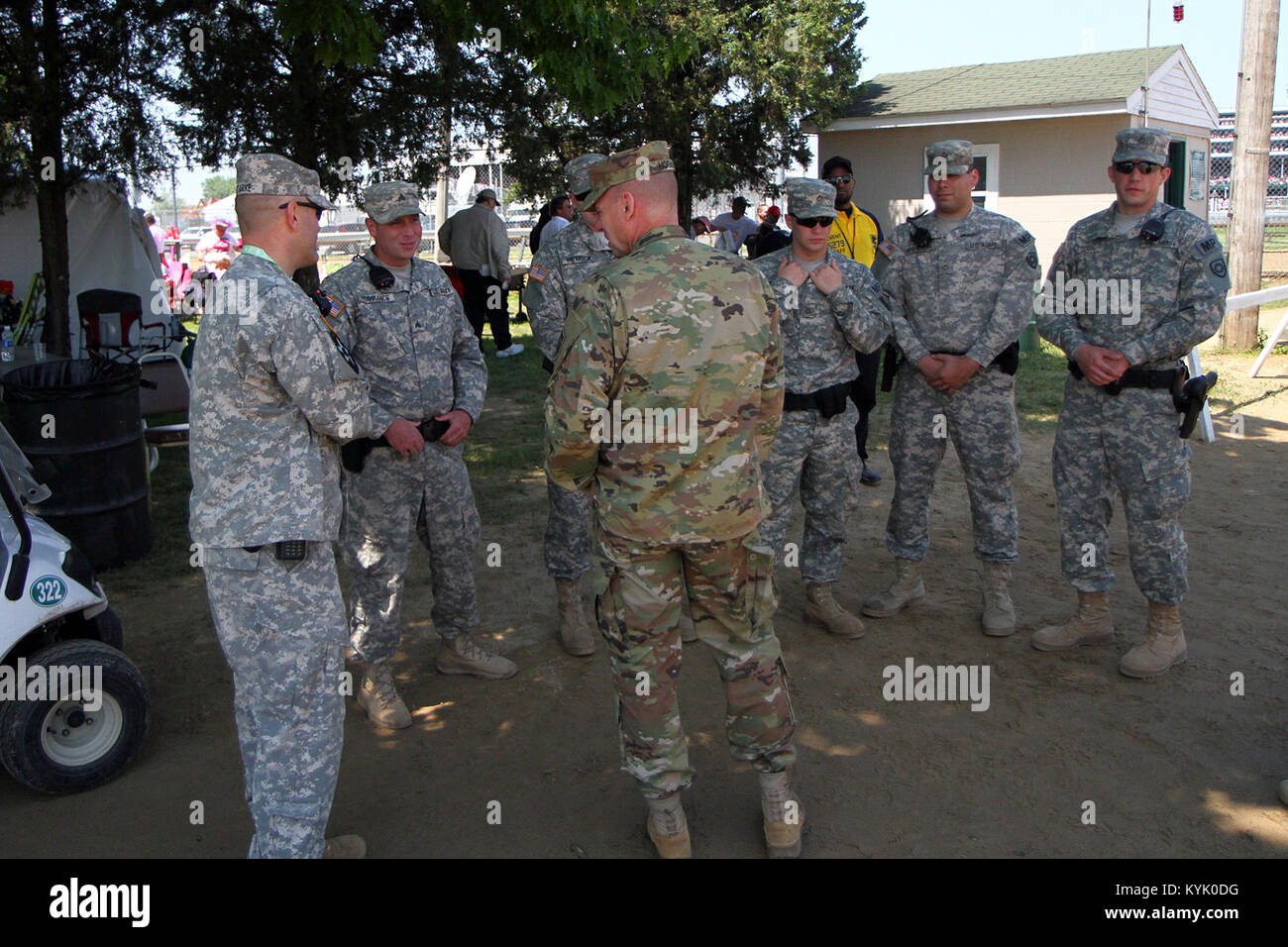Brig. Gen. Stephen R. Hogan trifft sich mit Soldaten der 198th Military ...