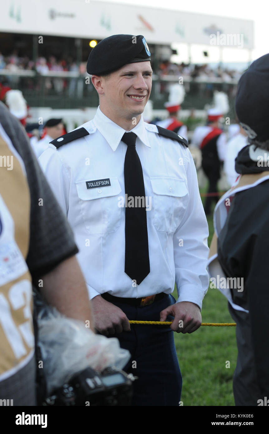Cadet Eric Tollefson mit Alpha Batterie 623 Rd, sichert den Umkreis des ...