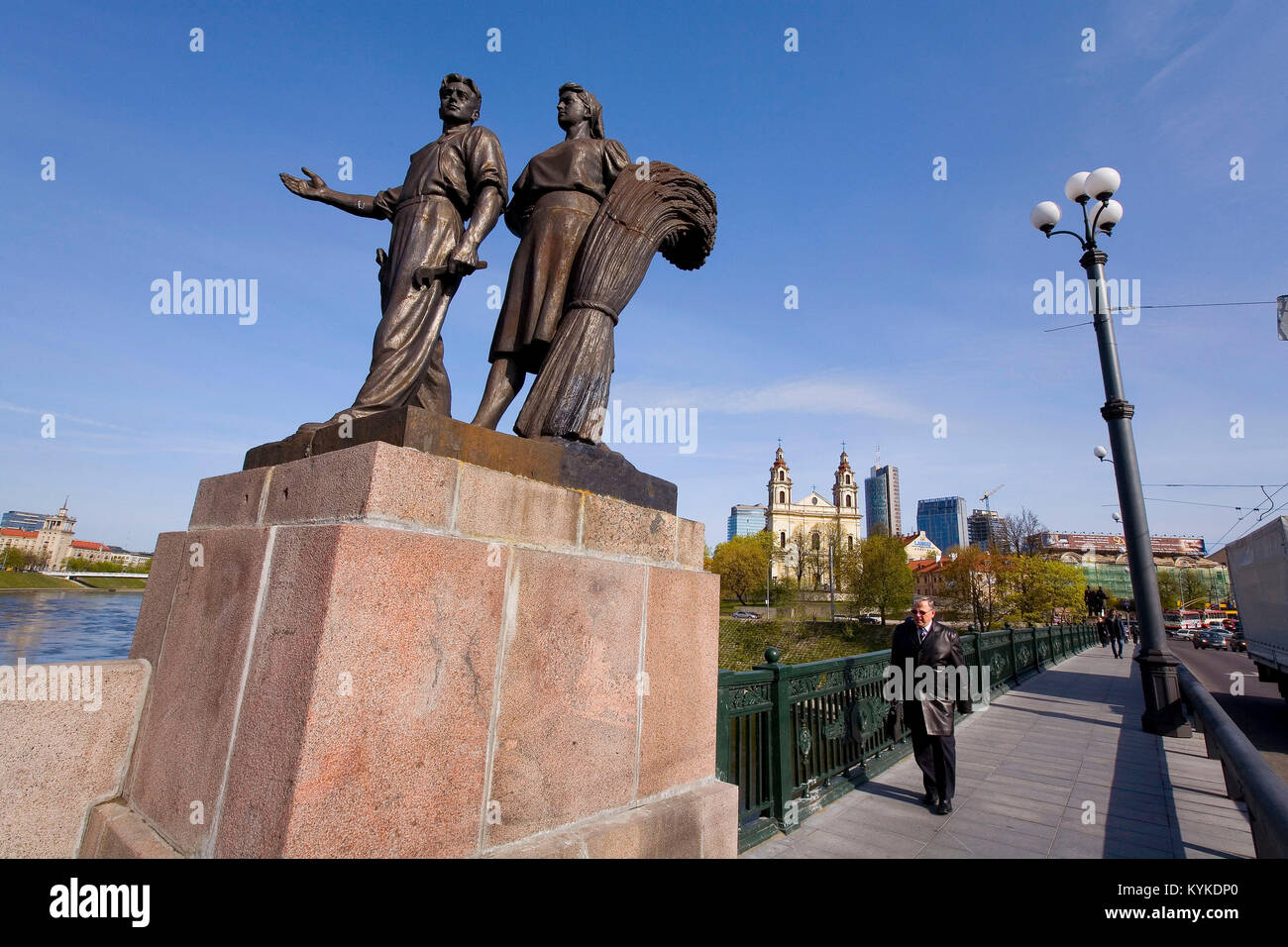 Zaliasis tiltas -Fotos und -Bildmaterial in hoher Auflösung – Alamy