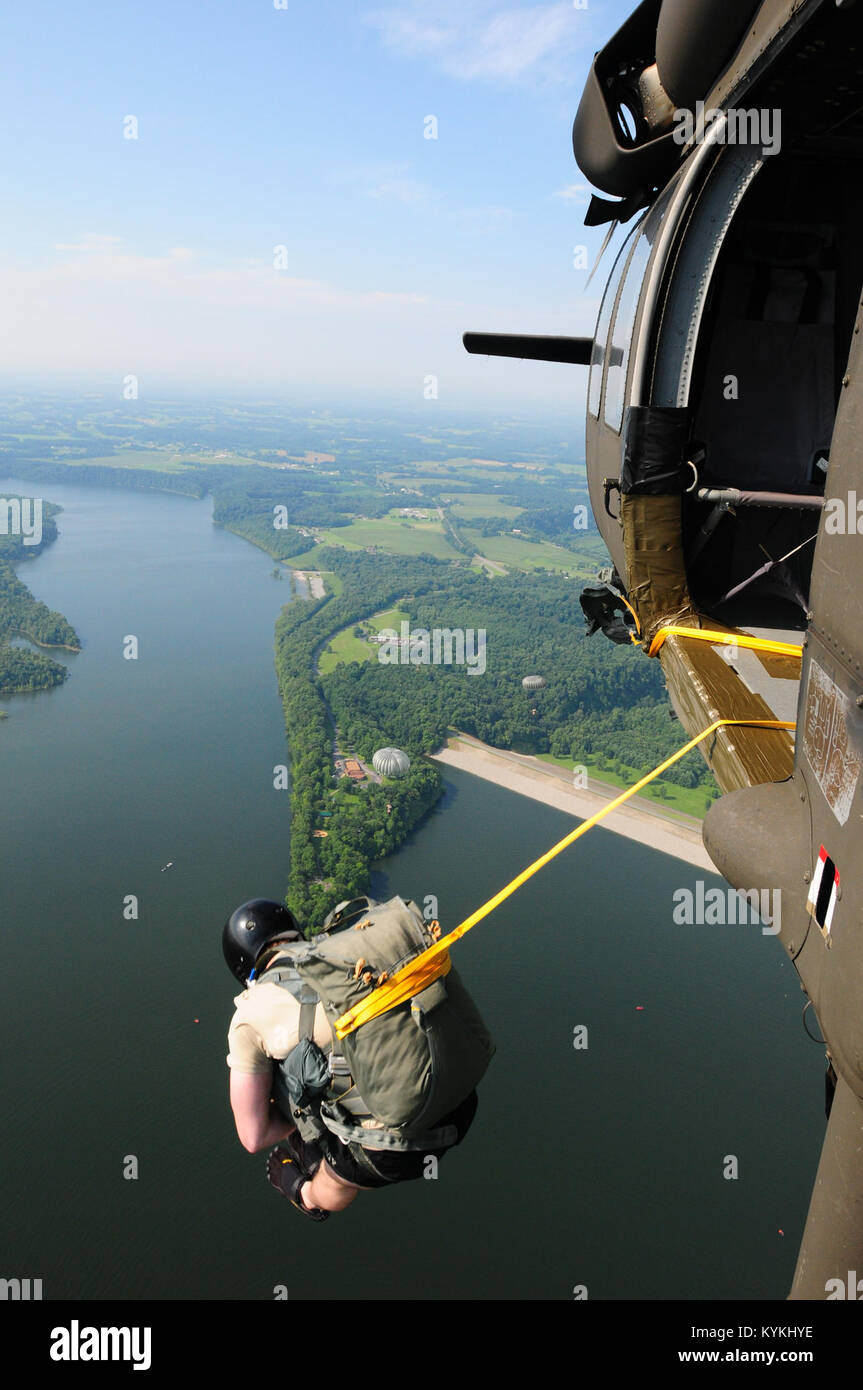 Soldaten des 20 Special Forces Group eine vorsätzliche Wasser in die ...