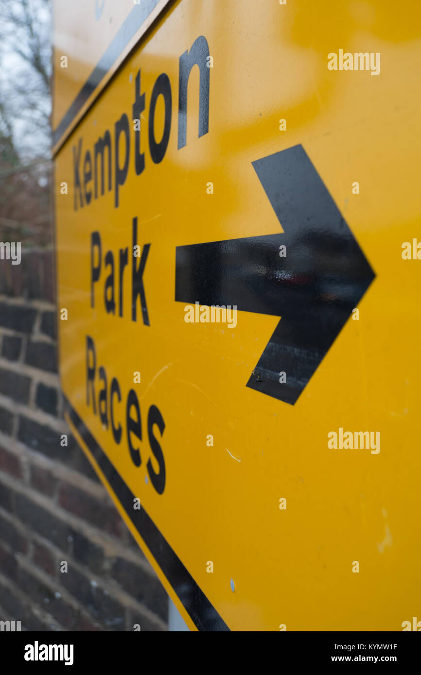 Temporäre Schild mit Wegbeschreibungen, mit ein nach rechts weisender ...
