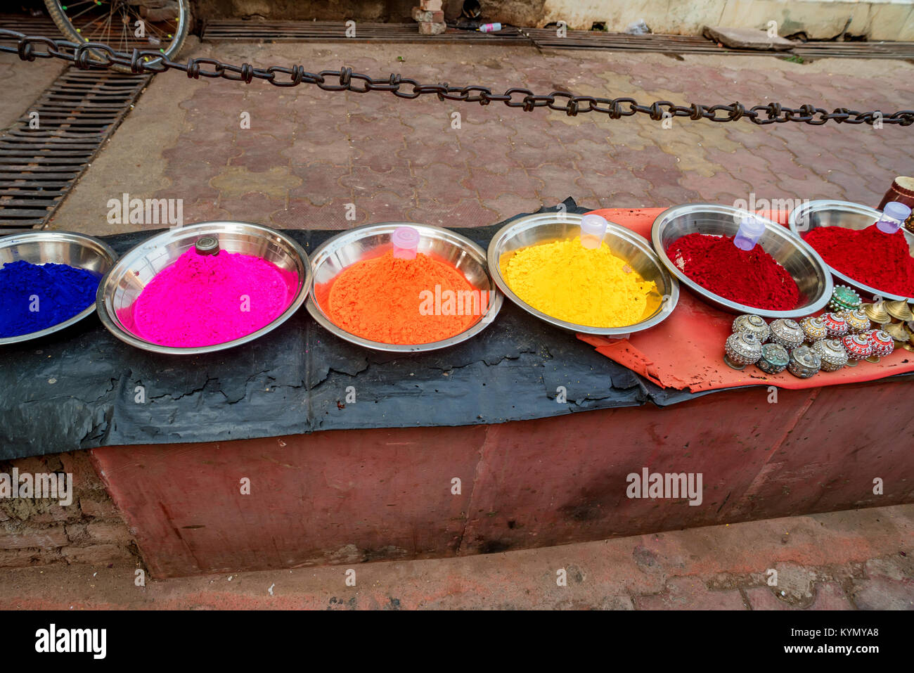 Bindi powder -Fotos und -Bildmaterial in hoher Auflösung – Alamy