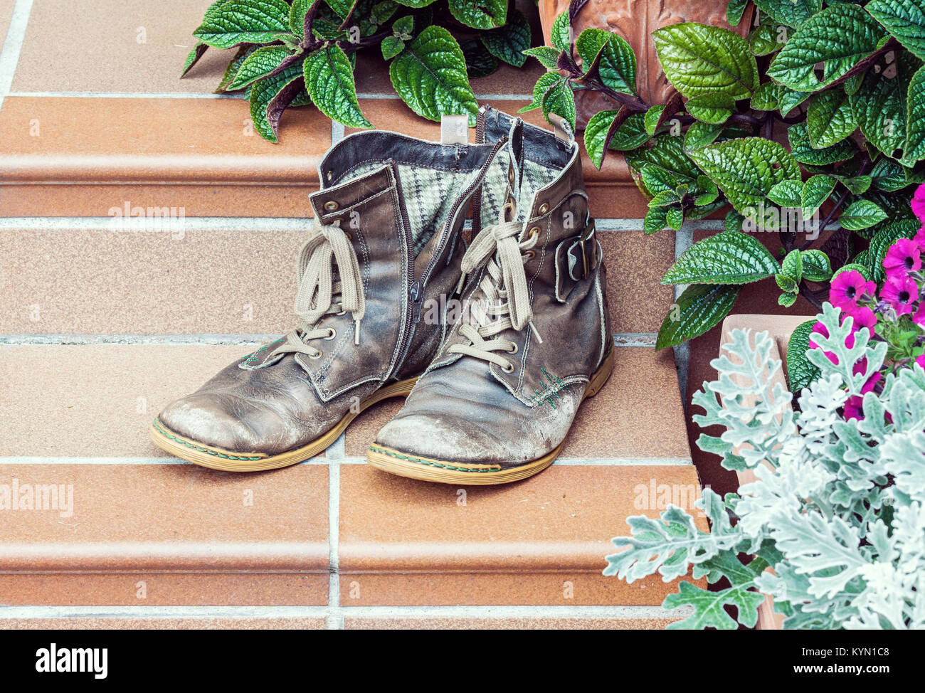Alte abgenutzte stufen -Fotos und -Bildmaterial in hoher Auflösung – Alamy