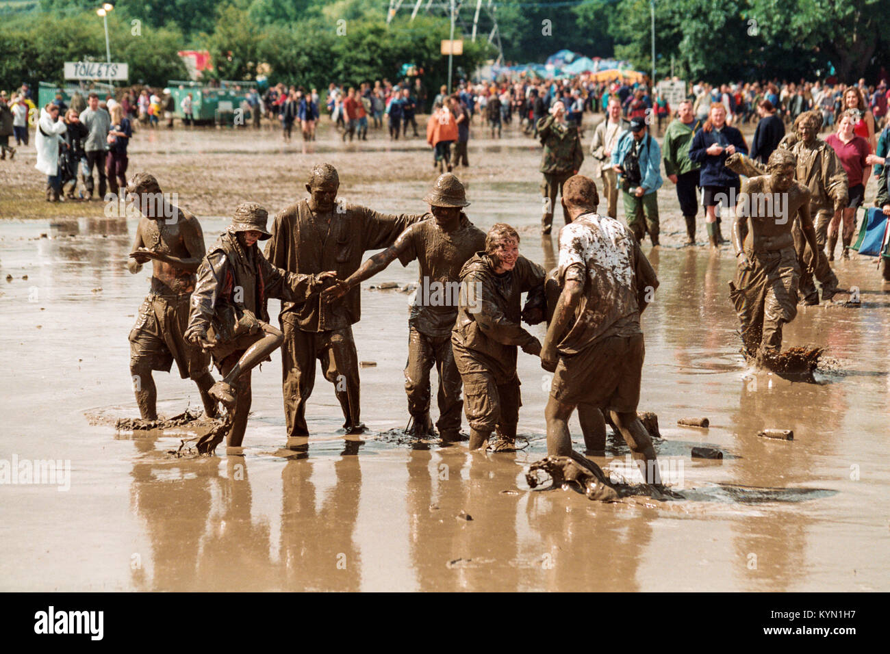 Fun in mud glastonbury festival -Fotos und -Bildmaterial in hoher ...