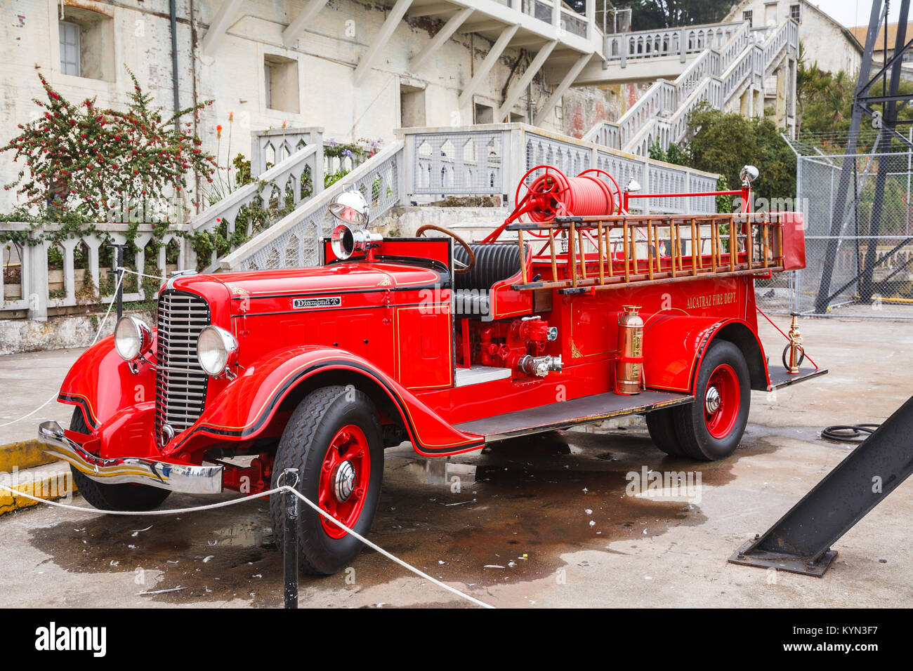 Vintage red Alcatraz Fire Dept Fire Engine auf Alcatraz Federal ...
