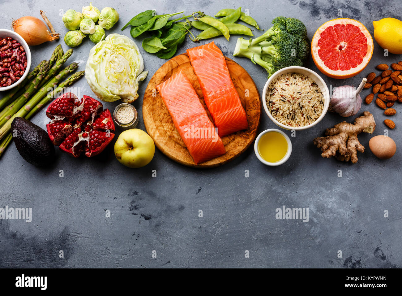 Gesunde Lebensmittel sauber essen Auswahl: Fisch, Obst, Gemüse ...
