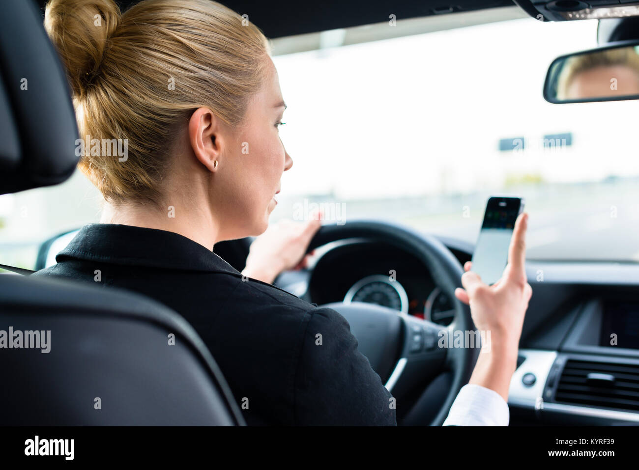 Frau auto fahren -Fotos und -Bildmaterial in hoher Auflösung – Alamy