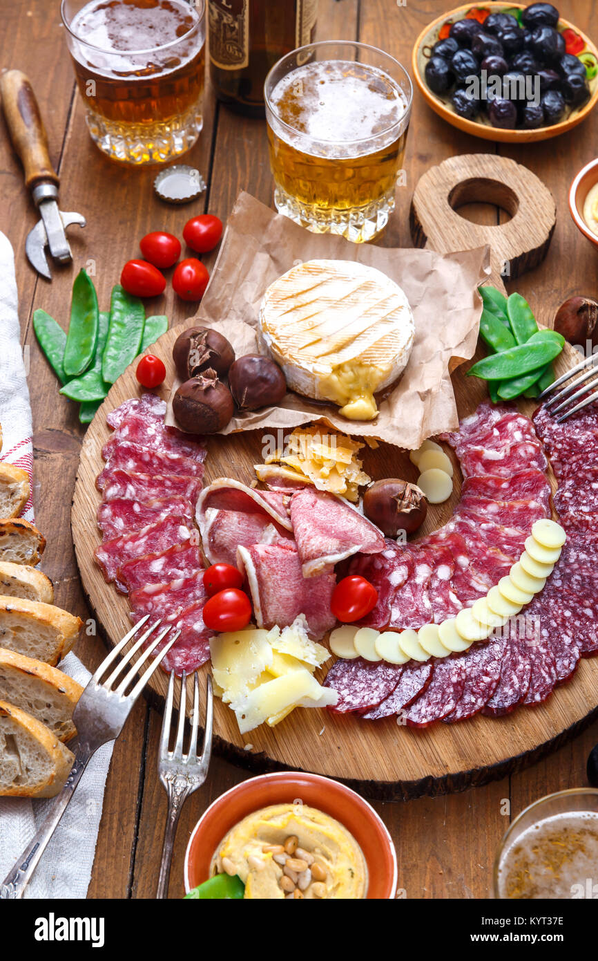 Mix aus verschiedenen Snacks und Vorspeisen: Wurst, Brot, Oliven, Käse ...