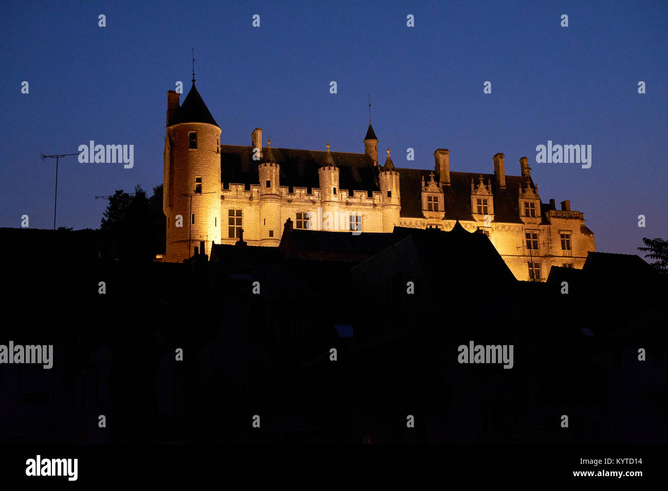 Die Royal Lodge und das Schloss in der Nacht in der mittelalterlichen Stadt Loches in das Tal ...