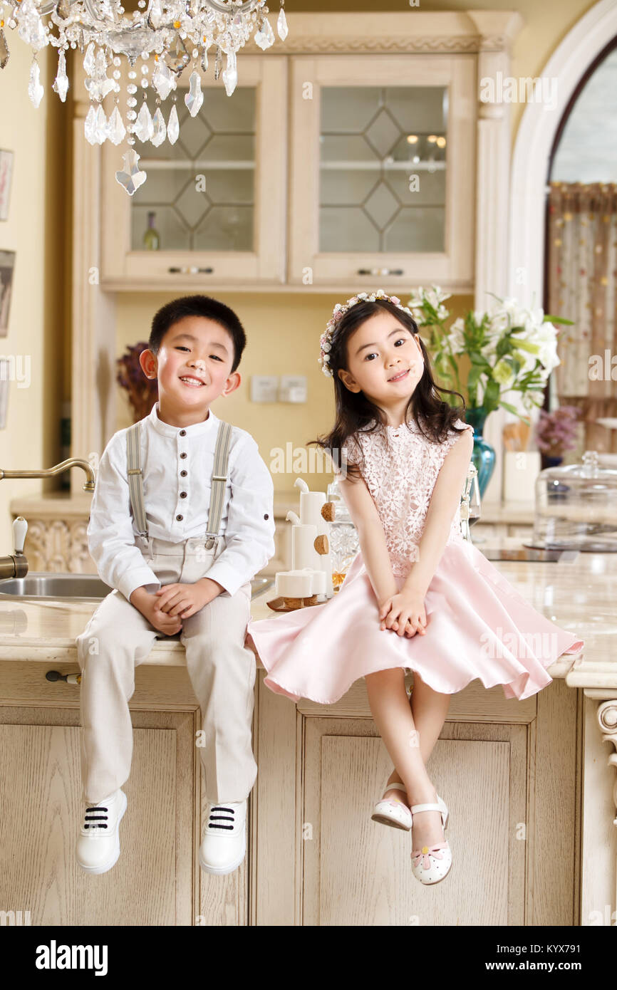 Mädchen tragen kleider -Fotos und -Bildmaterial in hoher Auflösung – Alamy