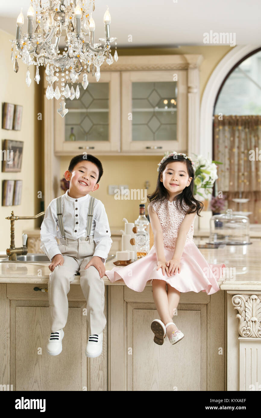 Mädchen tragen kleider -Fotos und -Bildmaterial in hoher Auflösung – Alamy