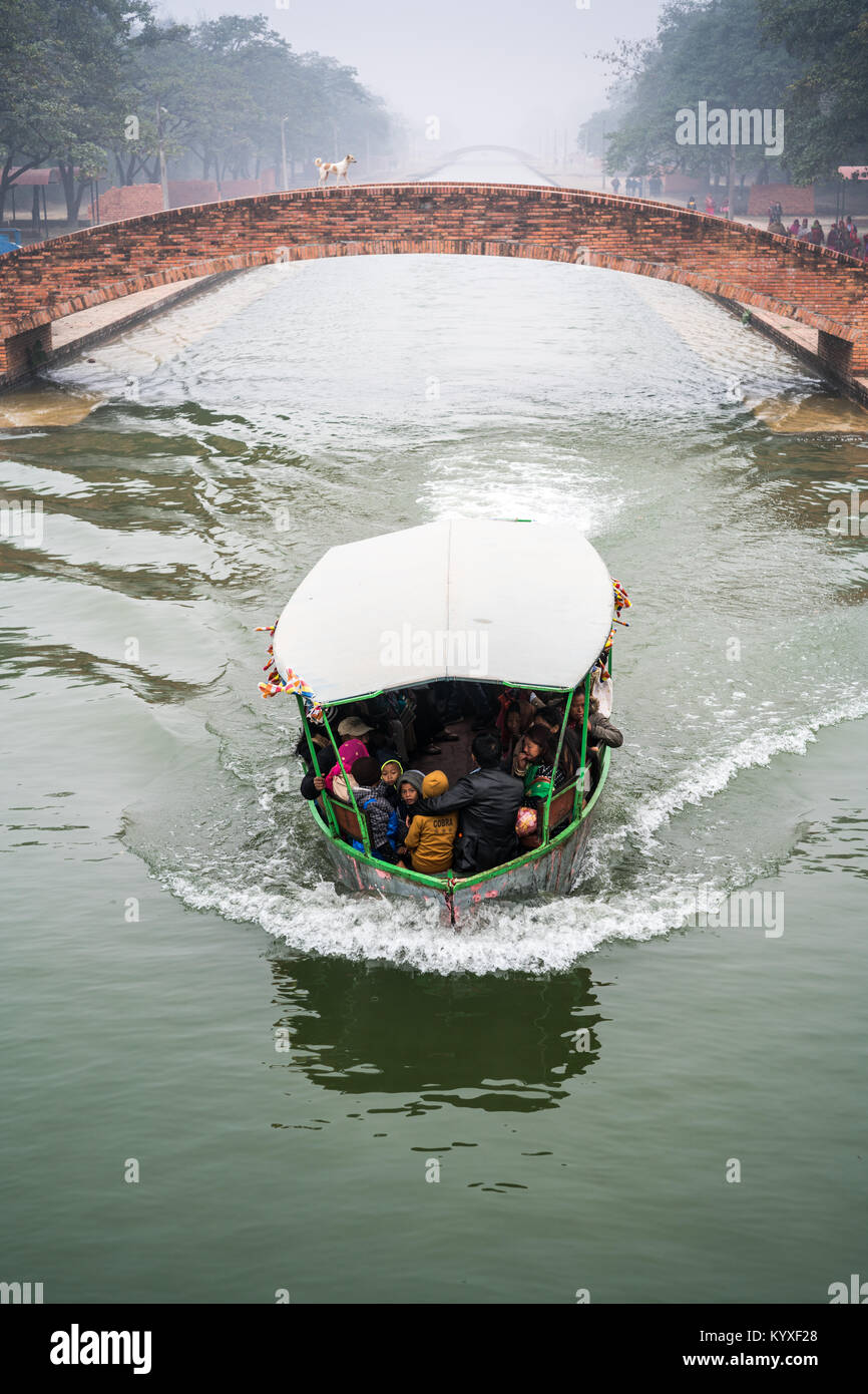 Boot auf dem Kanal im Nebel, Lumbini, Nepal, Asien Stockfotografie - Alamy Boot auf dem Kanal im Nebel, Lumbini, Nepal, Asien Stockfotografie - Alamy