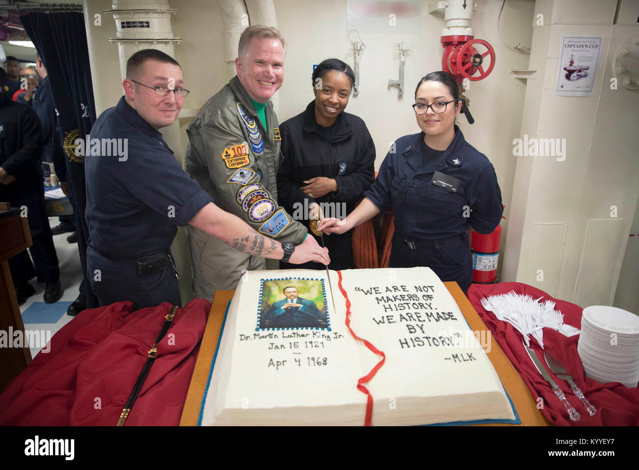Atlantik (Jan. 15, 2018) --Sailors schneiden Sie die festliche Kuchen ...
