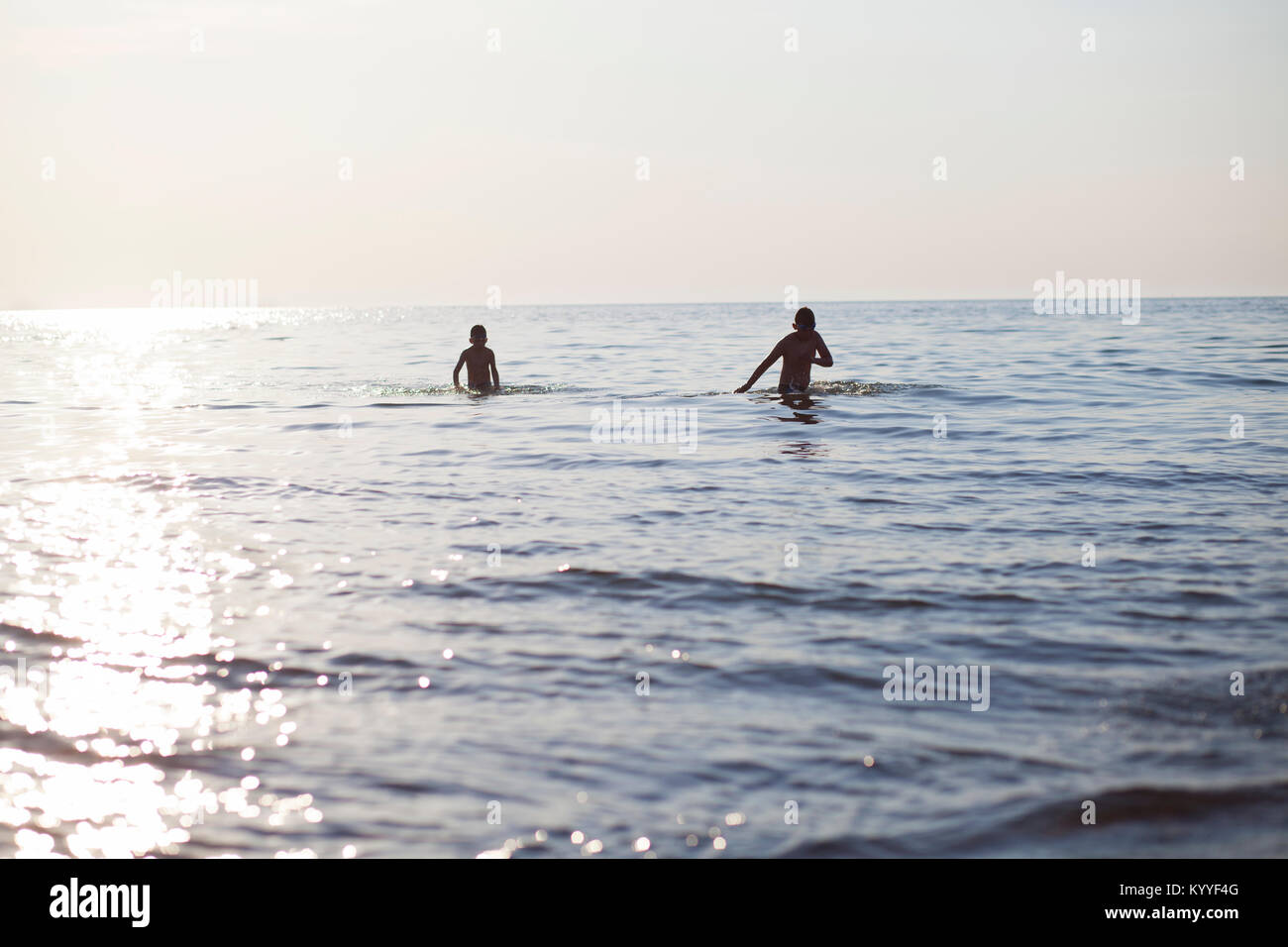 Zwei jungs spielen am meer -Fotos und -Bildmaterial in hoher Auflösung – Alamy