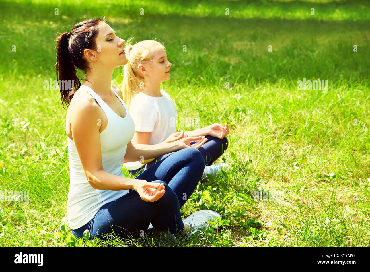 Junge mutter und tochter yoga -Fotos und -Bildmaterial in hoher ...