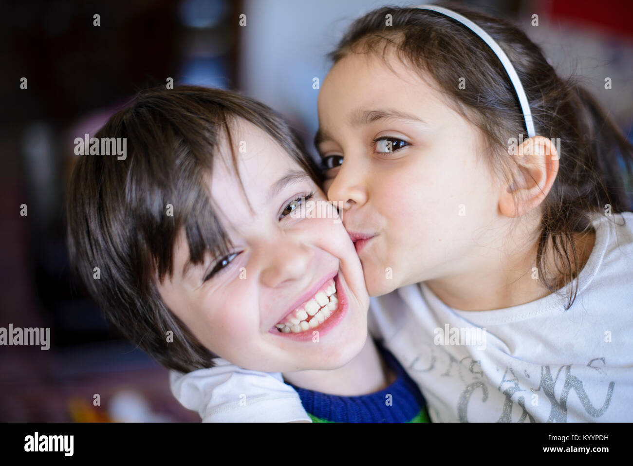 Brothers kissing -Fotos und -Bildmaterial in hoher Auflösung – Alamy