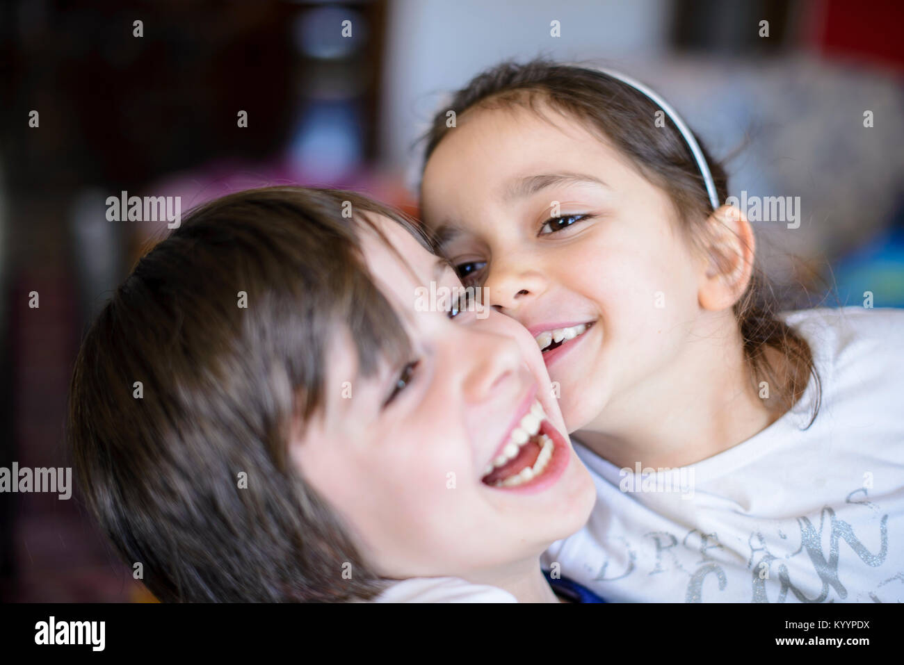 Brüder küssen -Fotos und -Bildmaterial in hoher Auflösung – Alamy