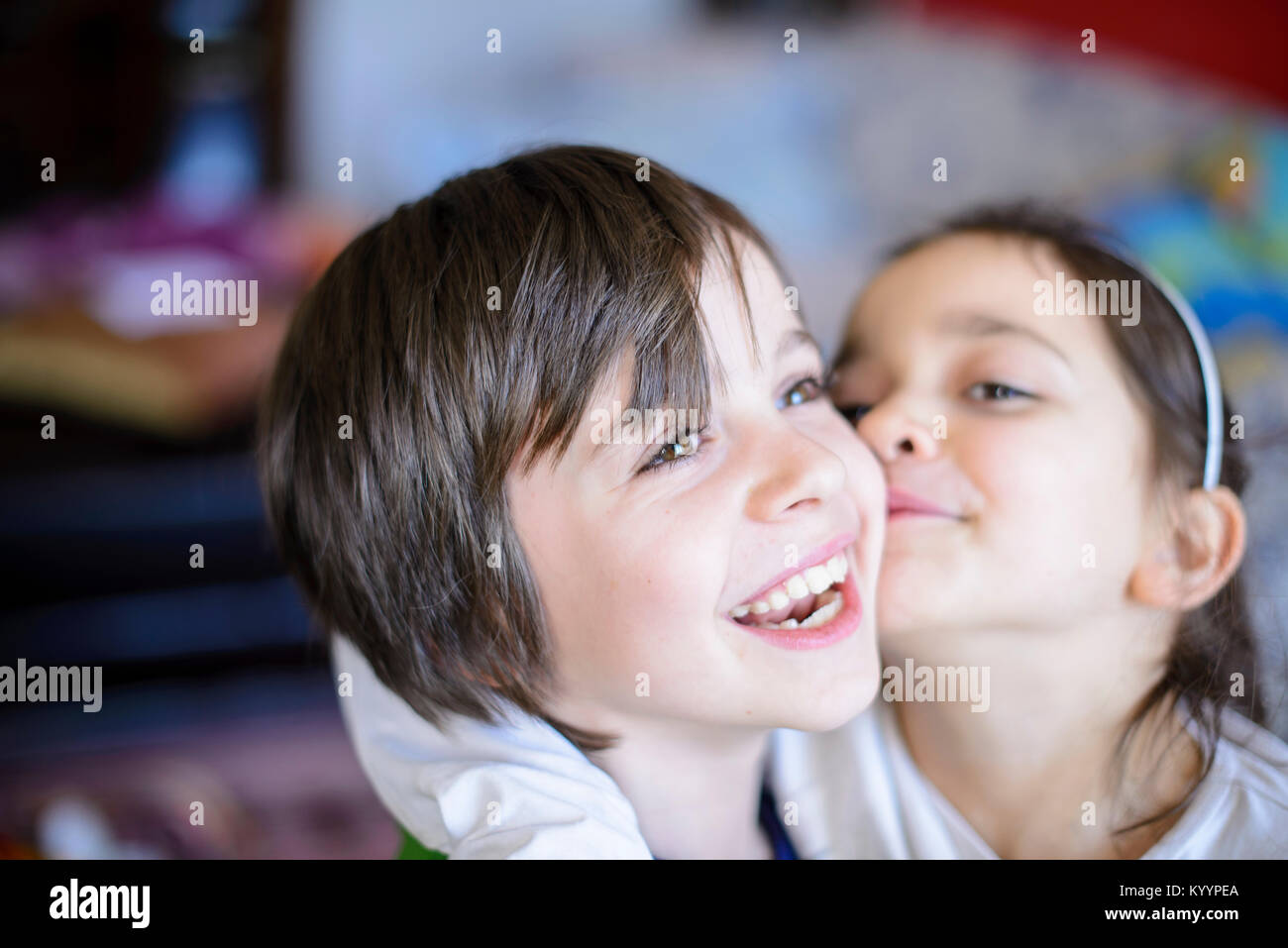 Girl kissing boy on cheek -Fotos und -Bildmaterial in hoher Auflösung ...
