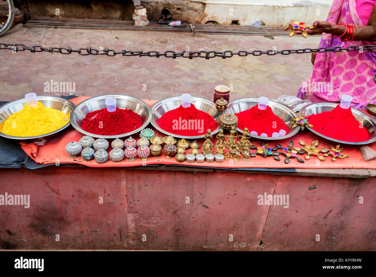 Bindi powder -Fotos und -Bildmaterial in hoher Auflösung – Alamy